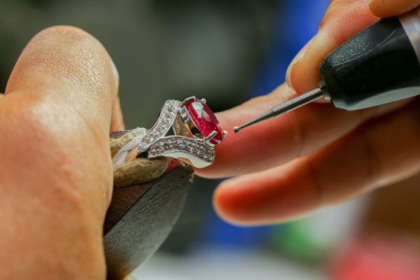 Tipos de engaste de diamante en joyería | Perodri Joyeros